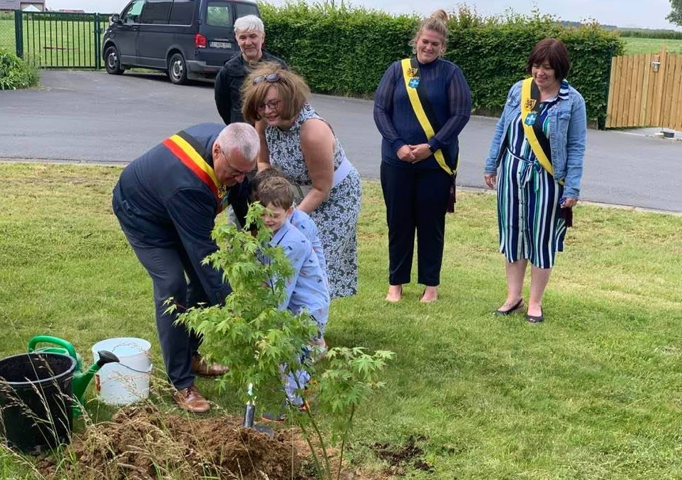 Ierse ambassadeur en burgemeester planten boom om 15 jaar Peace Village ...