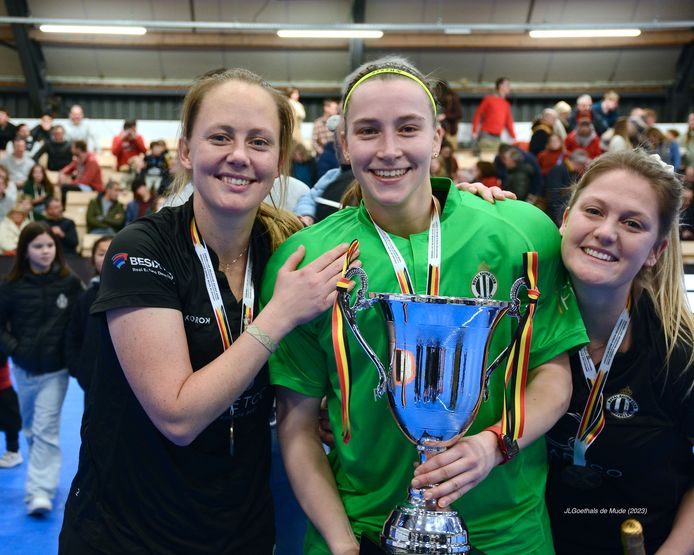 Marie Goethals de Mude verovert indoortitel met Racing en trekt nu naar ...