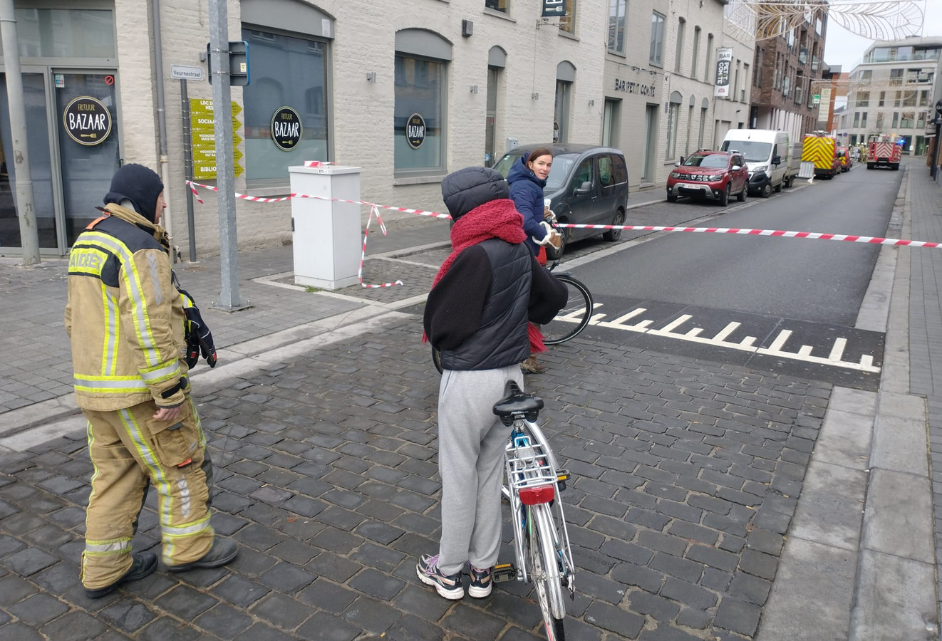 Graafkraan raakt middendrukleiding in Veurnestraat: 33 mensen ...