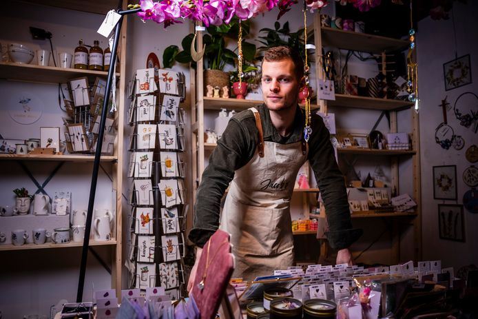 INTERVIEW. Thomas is 24 en opent z'n 24ste winkel: "Het werkt van ...