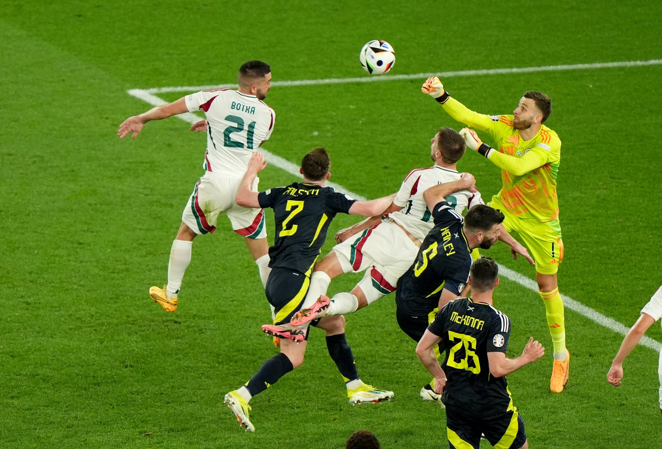 Een duim de lucht in: Hongaarse spits Varga krijgt na akelige botsing ...