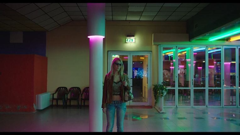 ‘Rimini’: Voltreffers van scènes, troosteloos geestig als een ‘Gummbah ...