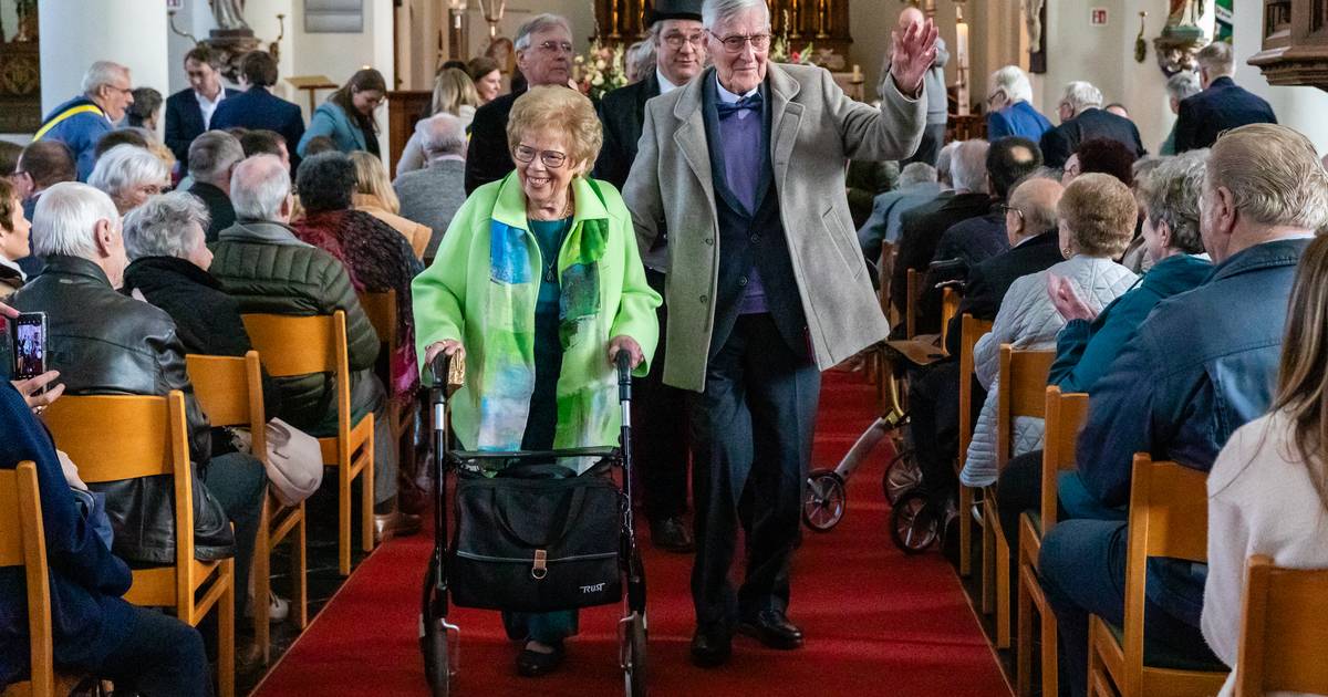 Sint-Anna viert 100-jarige Georges met optocht door zijn dorp samen met ...