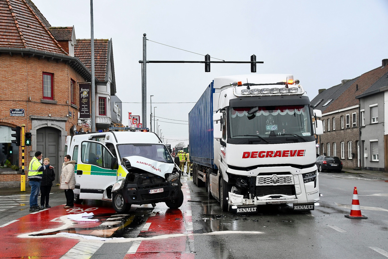 KIJK. Bewakingscamera filmt moment waarop trucker in Waregem op ...