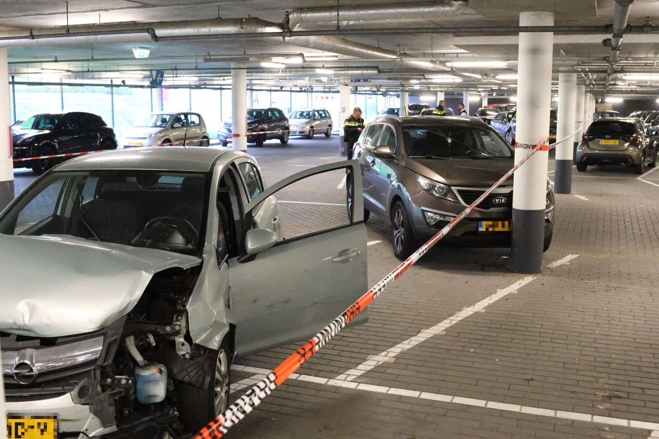 Bestuurder maakt dure fout in parkeergarage Deventer Ziekenhuis: vijf ...