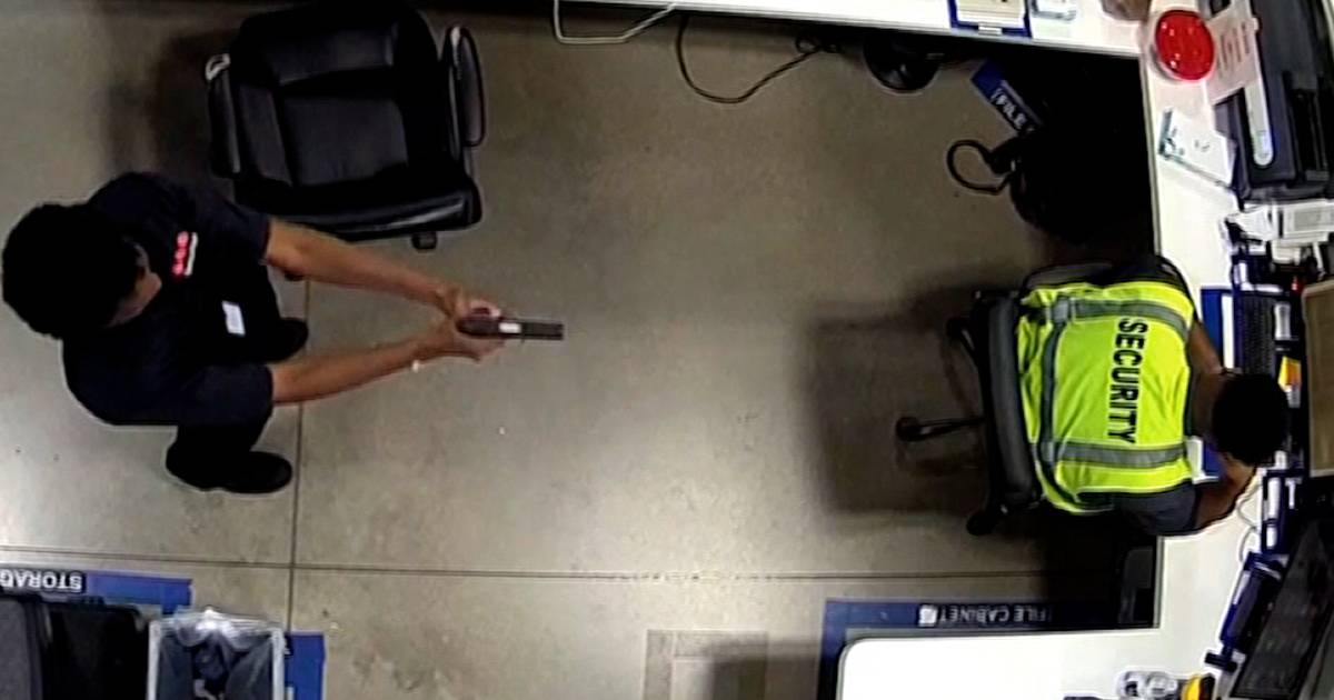 Schokkende beelden van Amazon-bewaker (22) die baas wil executeren en ...