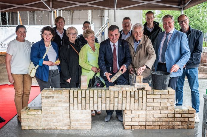Eerste steen nieuwe zorgcampus De Waterdam gelegd | Roeselare | hln.be