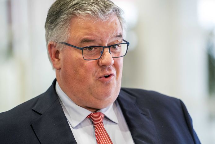 Hubert Bruls: ‘Kijk niet alleen naar overheid, maar help zelf een ...