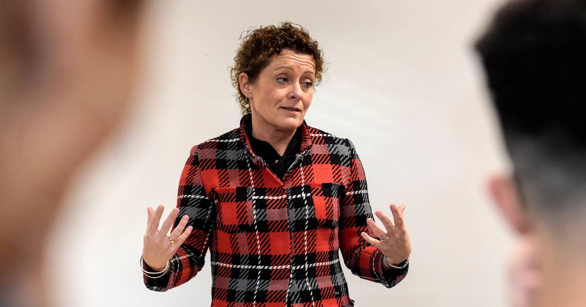 Minister Lydia Peeters wil Limburgse snelwegen met derde rijstrook ...