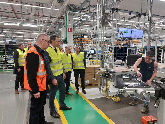 Premier De Croo brengt bezoek aan autozetelleverancier Adient ...