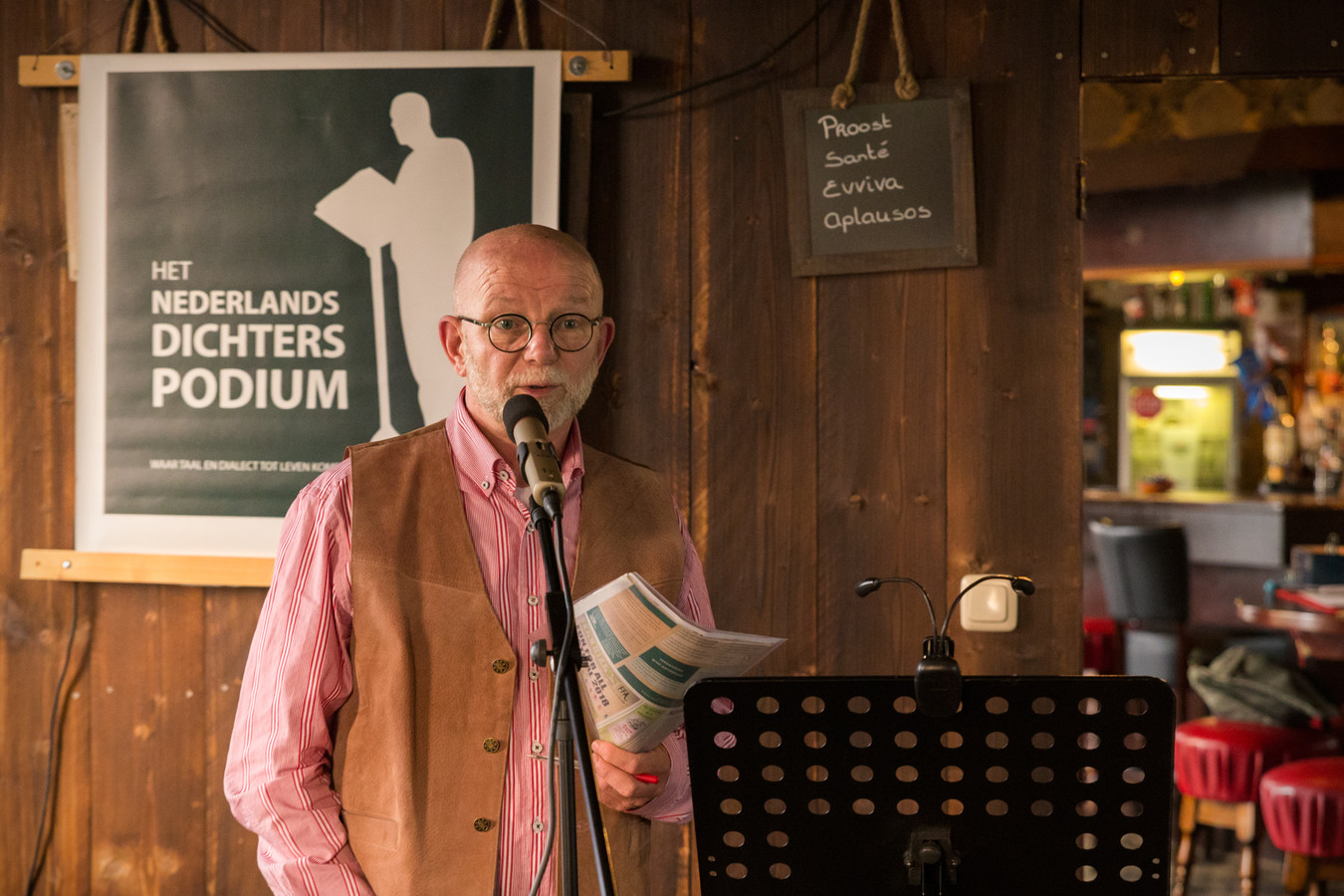 Dichter Marcel Vaandrager maakt lied over roken: ‘Ontmoedigen, maar wel ...