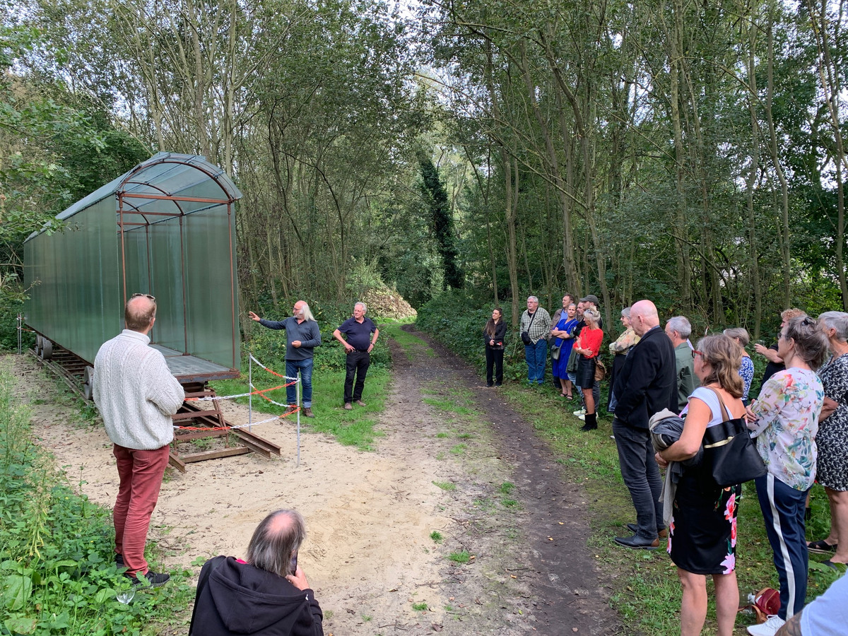 Glazen Wagon van kunstenaar Doms bereikt eindbestemming in België ...