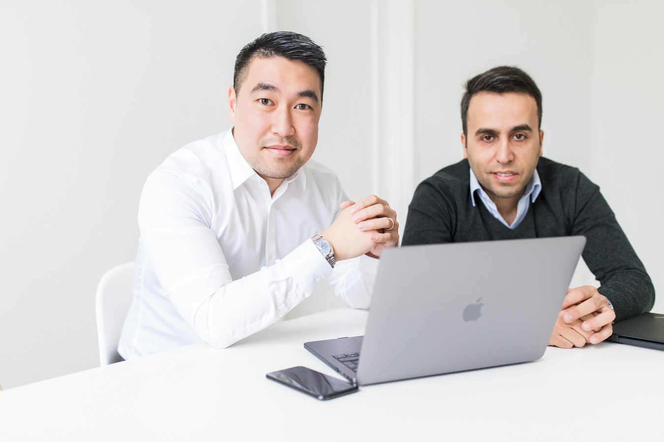 Zij controleren of sollicitanten een vals diploma hebben of crimineel ...