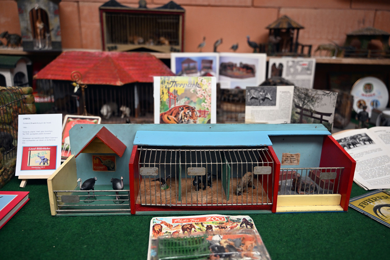 DE VERZAMELAAR. Na bezoek aan 350 dierenparken, stelt Jan (70) enorme ...