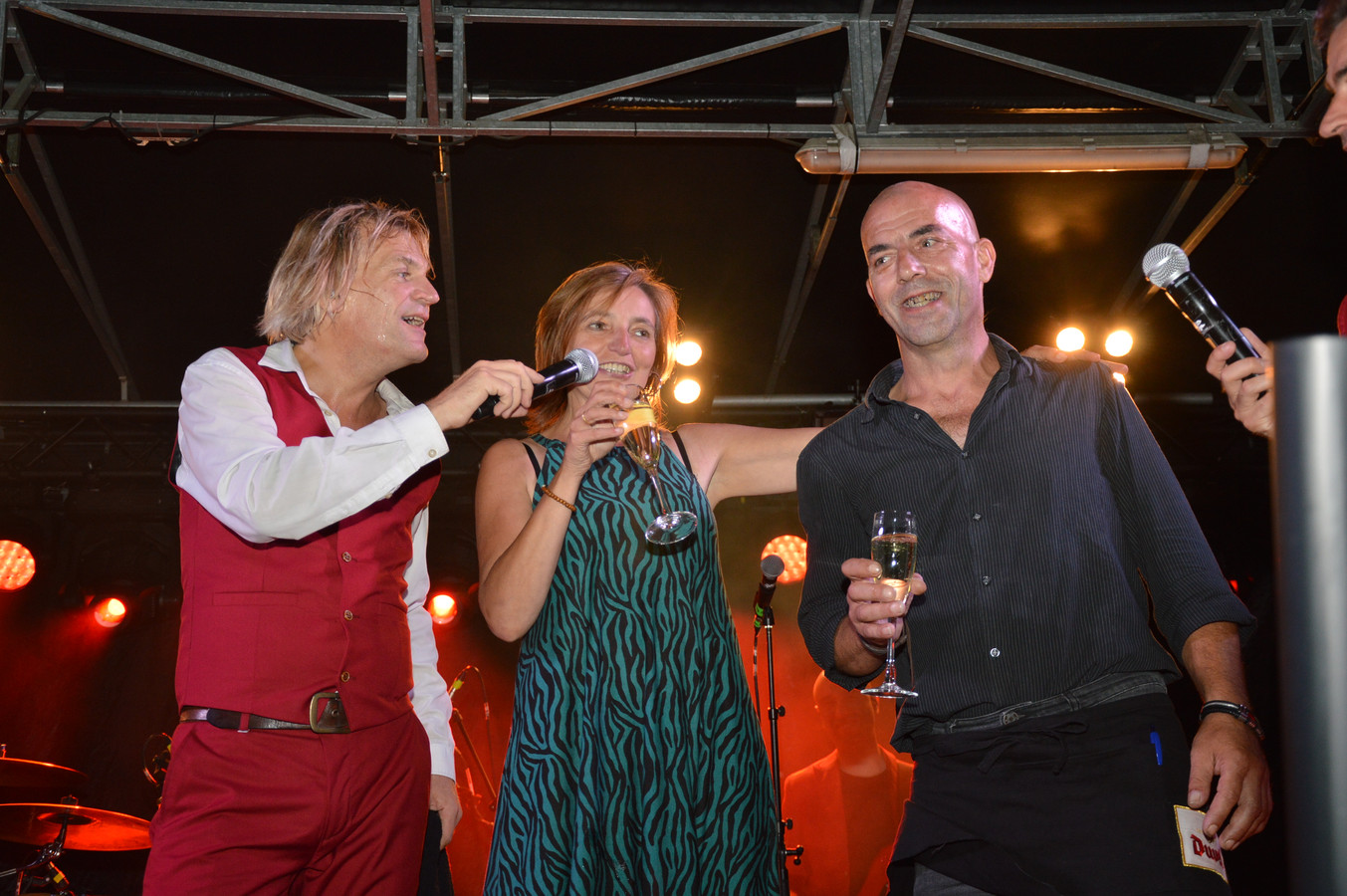 Carla vraagt Rudy ten huwelijk op podium 21 juli-viering in Denderleeuw ...