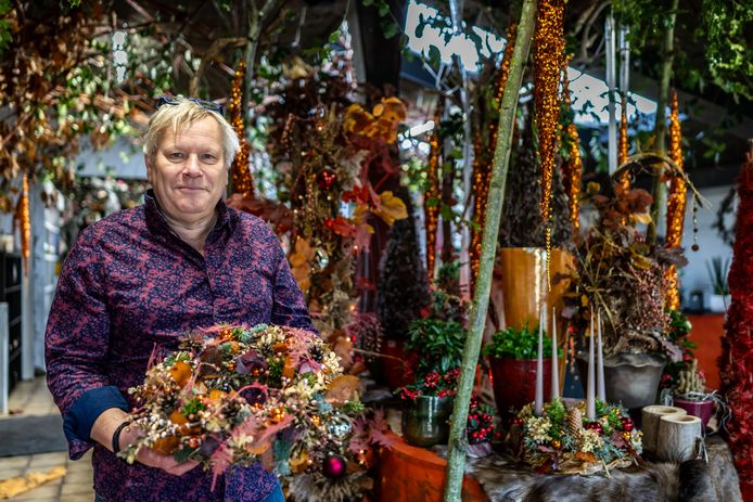 Florist Ludo Annaert trapt eindejaarsperiode af met Kerstopendeur | Buggenhout | hln.be
