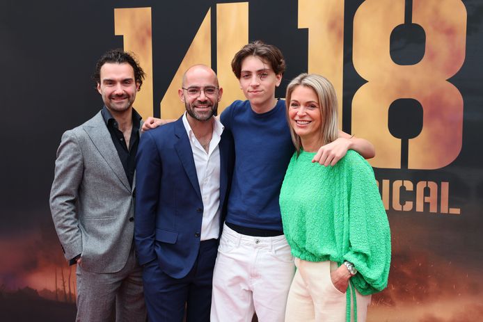 IN BEELD. Maureen Vanherberghen voor het eerst met babybuik op de rode ...