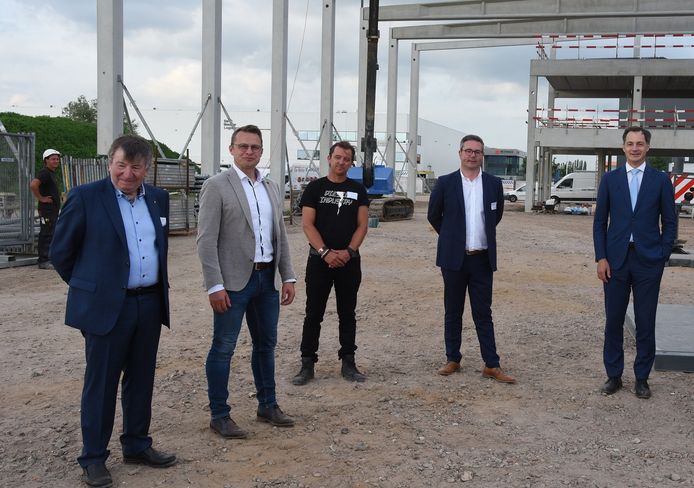 Premier De Croo legt ‘eerste steen’ van nieuw bedrijfsgebouw in ...