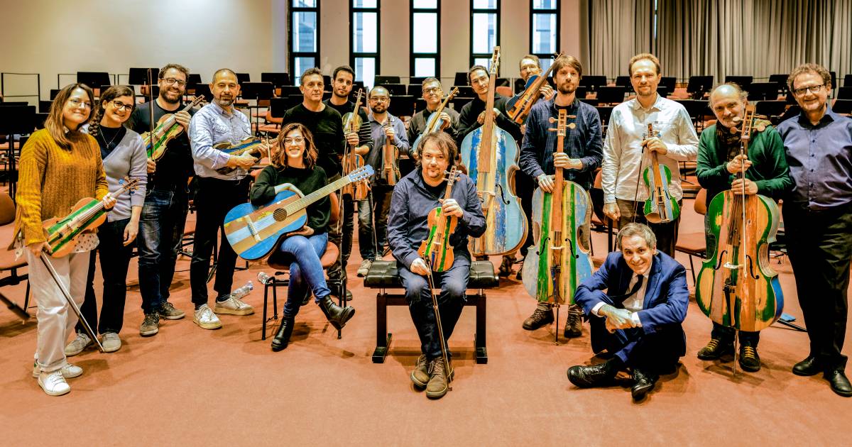 ‘Orkest van de zee’ speelt op wrakhout van migrantenbootjes ... ‘Orkest van de zee’ speelt op wrakhout van migrantenbootjes ...