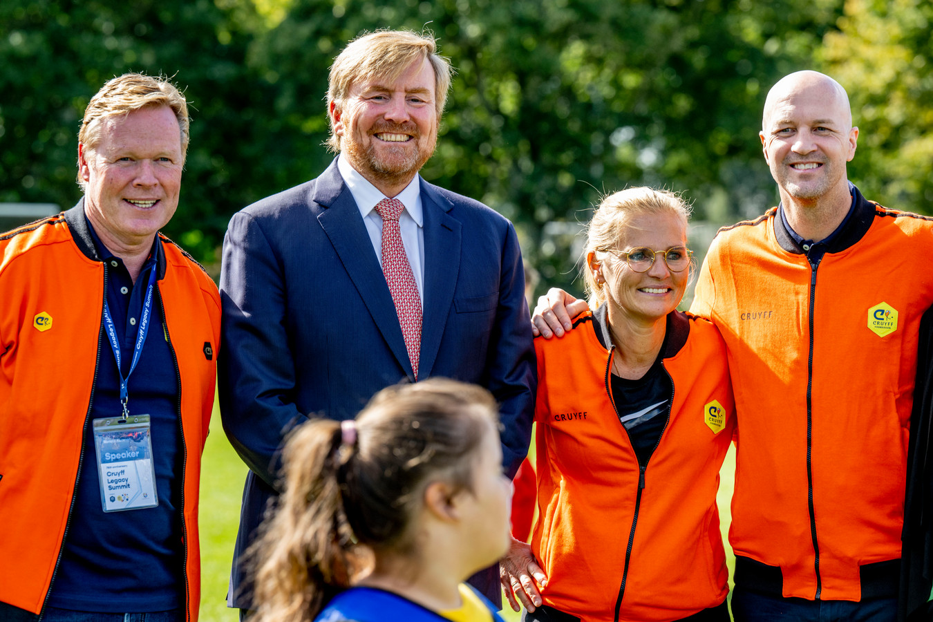 Foto's | Koning viert leven van Johan Cruijff door sporten met kinderen ...