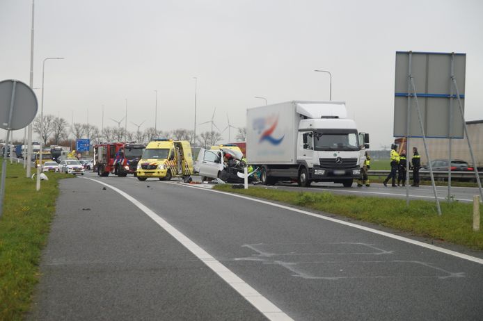 Gewonde bij ongeval op A59, snelweg dicht tussen Drunen en Den Bosch | Den Bosch | gelderlander.nl