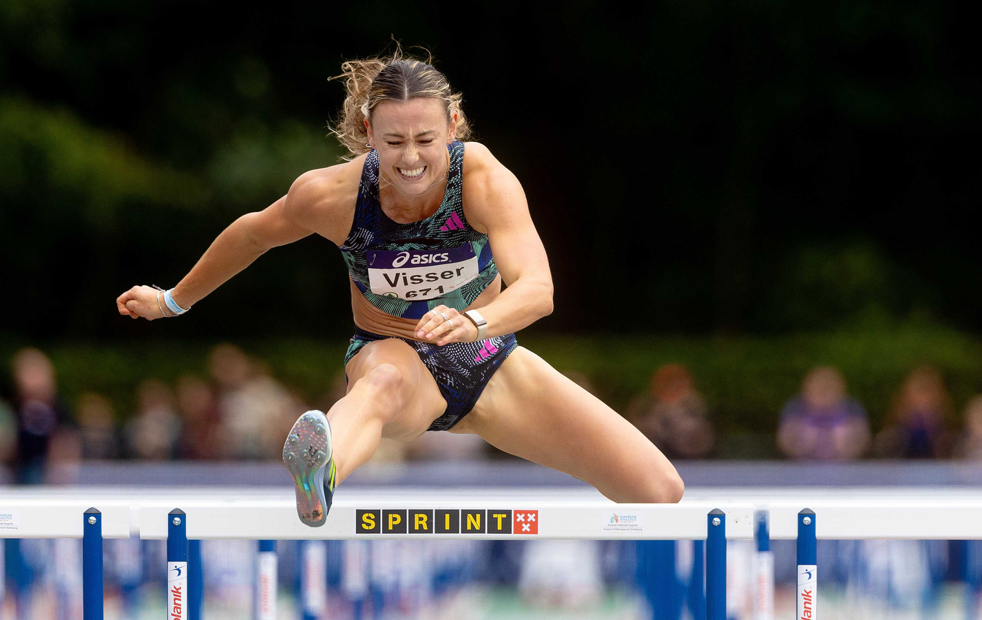 Tasa Jiya verrast Femke Bol op 200 meter bij NK atletiek, ook goud voor ...