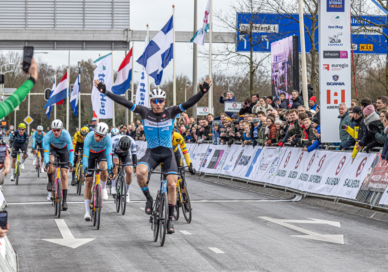 Debuterend ploegleider Rob Harmeling van populaire wielerformatie Tour ...