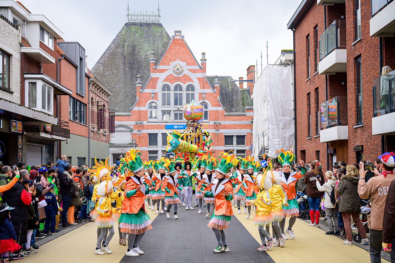 Carnavalisten (en landbouwers) zorgen voor animo in Essen | Foto | hln.be