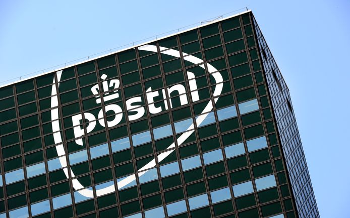 PostNL komt mensen tekort, personeel hoofdkantoor moet 750.000 brieven ...