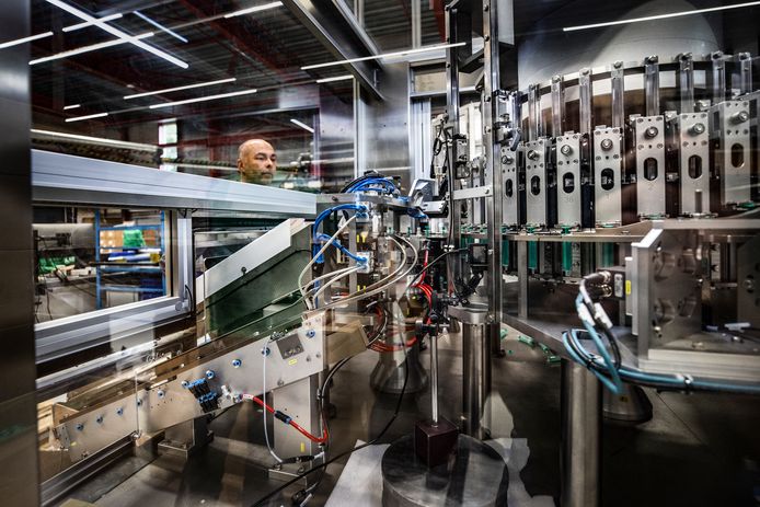 Miljoenen mensen krijgen weer prik met een spuit die in Helmond is ...