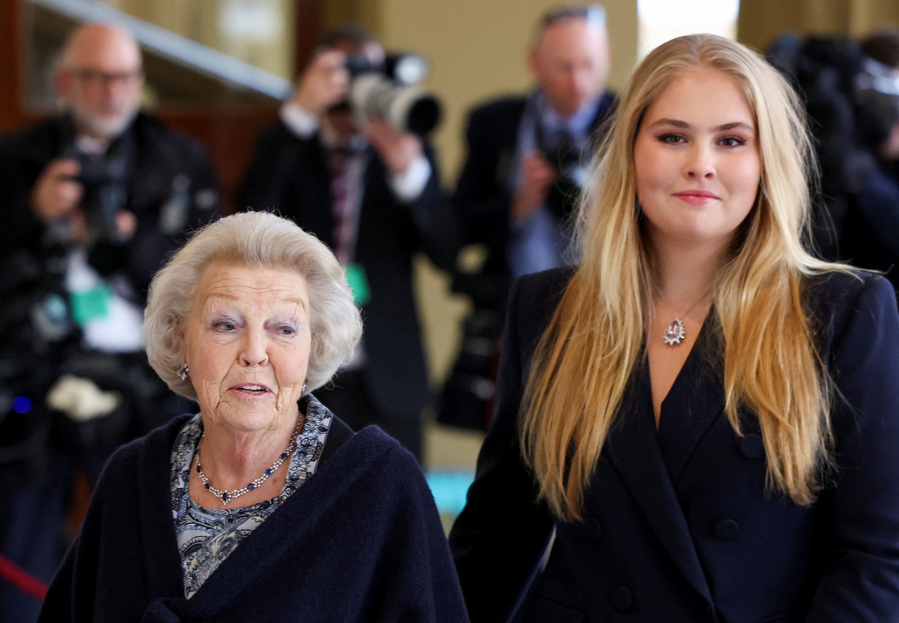 Amalia en Beatrix bij Buckingham Palace voor receptie koning Charles ...