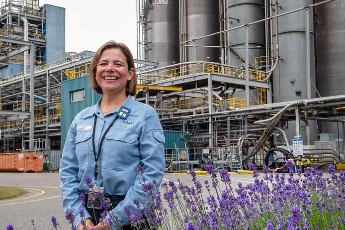 Bij chemiefabriek Sabic werken mensen uit dertig verschillende landen ...