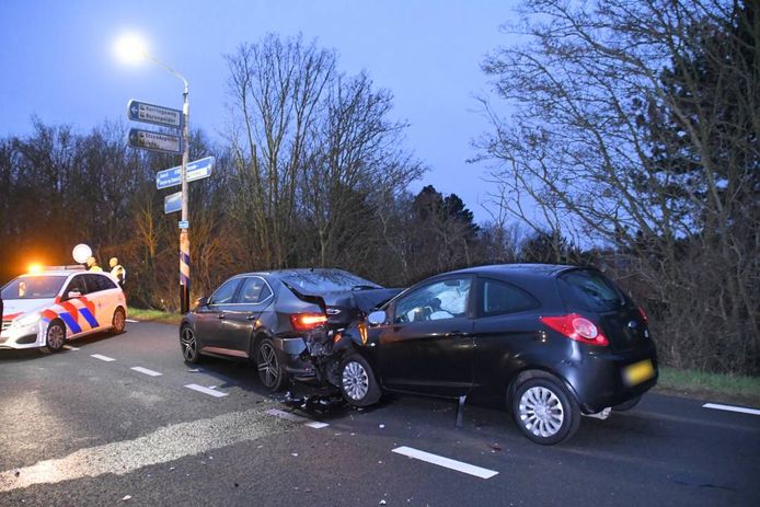 Twee personen gewond bij botsing in Yerseke | Reimerswaal | AD.nl