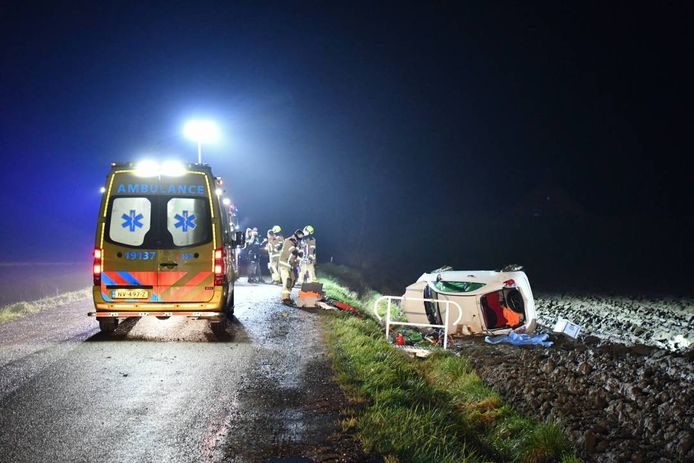 Vrouw crasht met auto in een akker bij Zaamslag en raakt bekneld | Zeeuws-Vlaanderen | pzc.nl