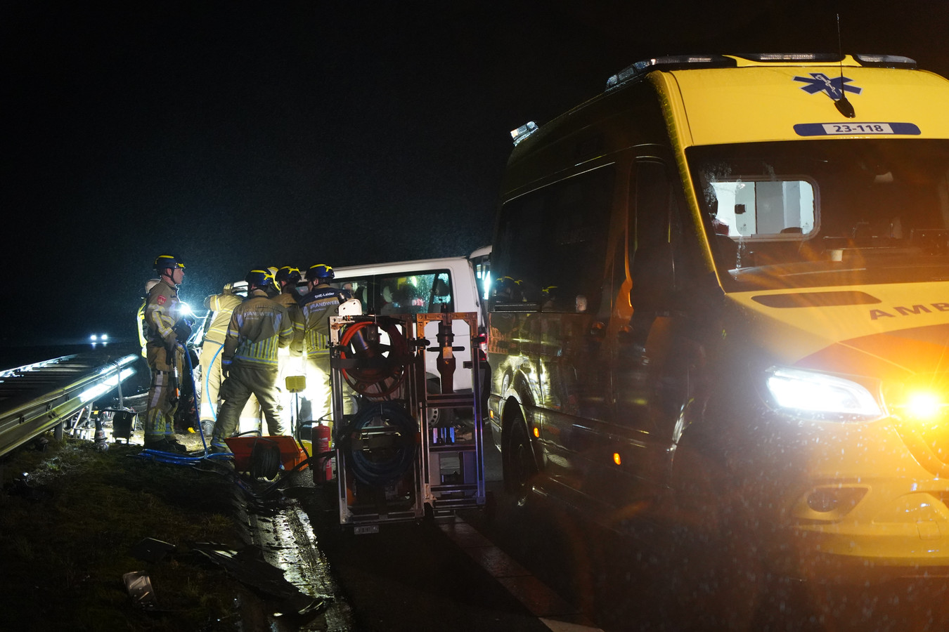 Dode en gewonden bij ernstig ongeval op A73 bij Venray, waarschijnlijk ... Dode en gewonden bij ernstig ongeval op A73 bij Venray, waarschijnlijk ...
