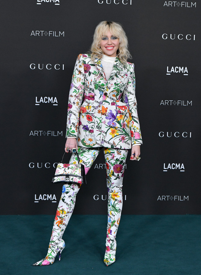 Miley Cyrus ruilde stoeipakjes van latex in voor elegante looks met een ...