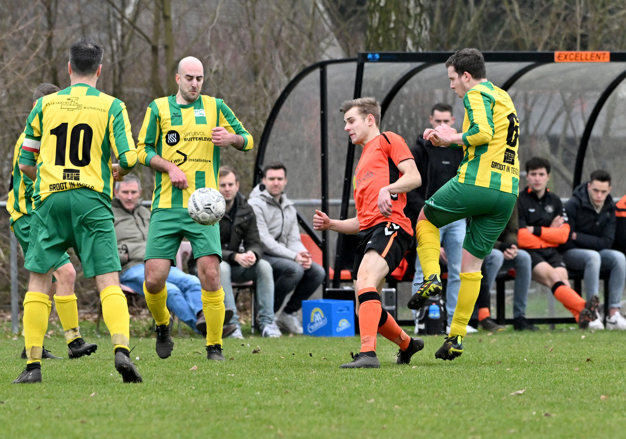 Excellent: vier interim-coaches op de bank, de echte zit thuis en stuurt duimpjes | Foto ...