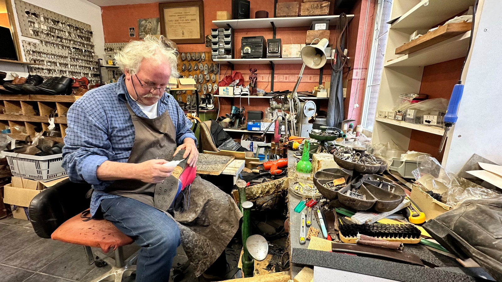 KEMPENSE KLEPPERS. Schoenmaker Luk (68) is een van de laatsten in zijn ...