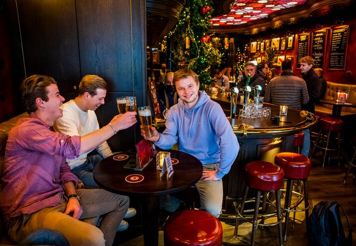 Volle dienbladen in horeca: ‘Keigezellig weer onder de mensen te zijn ...