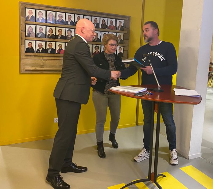 Burgemeester Isabella krijgt 5000 handtekeningen tegen ‘AZC dorp ...