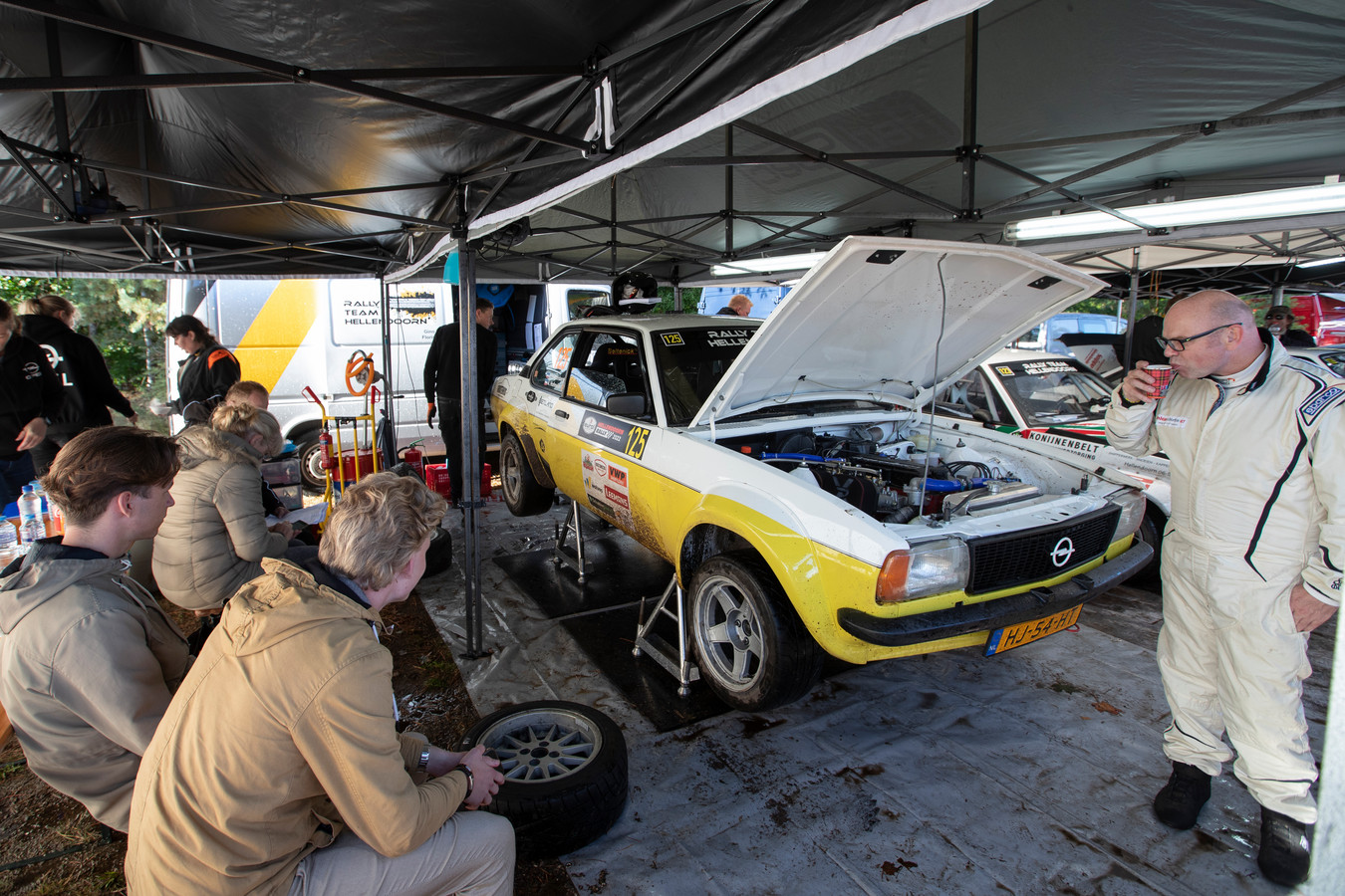 Robbin redt twee rallycou­reurs uit hun brandende auto in Hellen­doorn ...