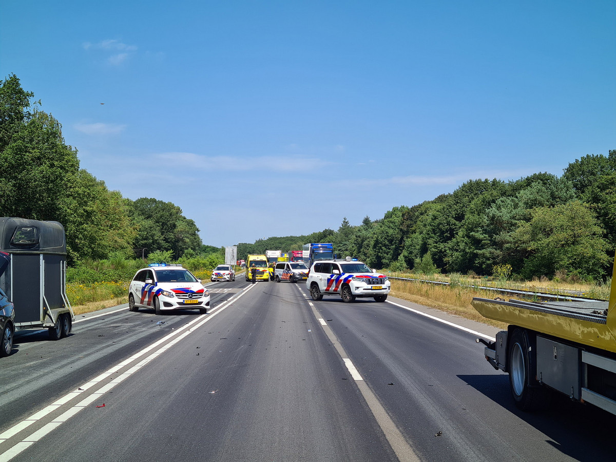 Auto op zijkant in berm na botsing op N261, weg dicht richting Tilburg ...