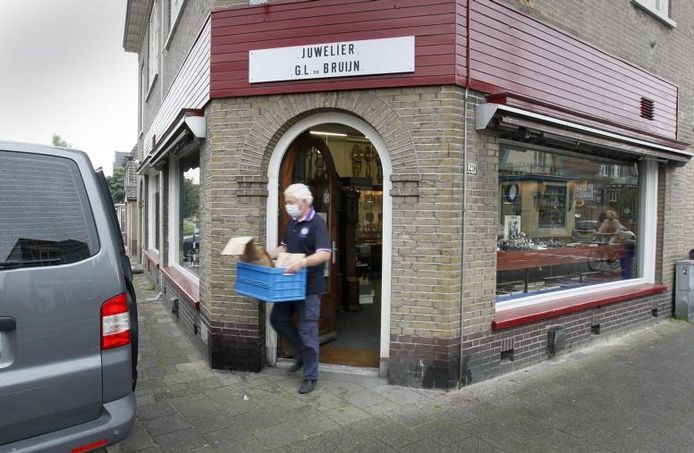 Juwelier raakt gewond bij overval | Apeldoorn | AD.nl