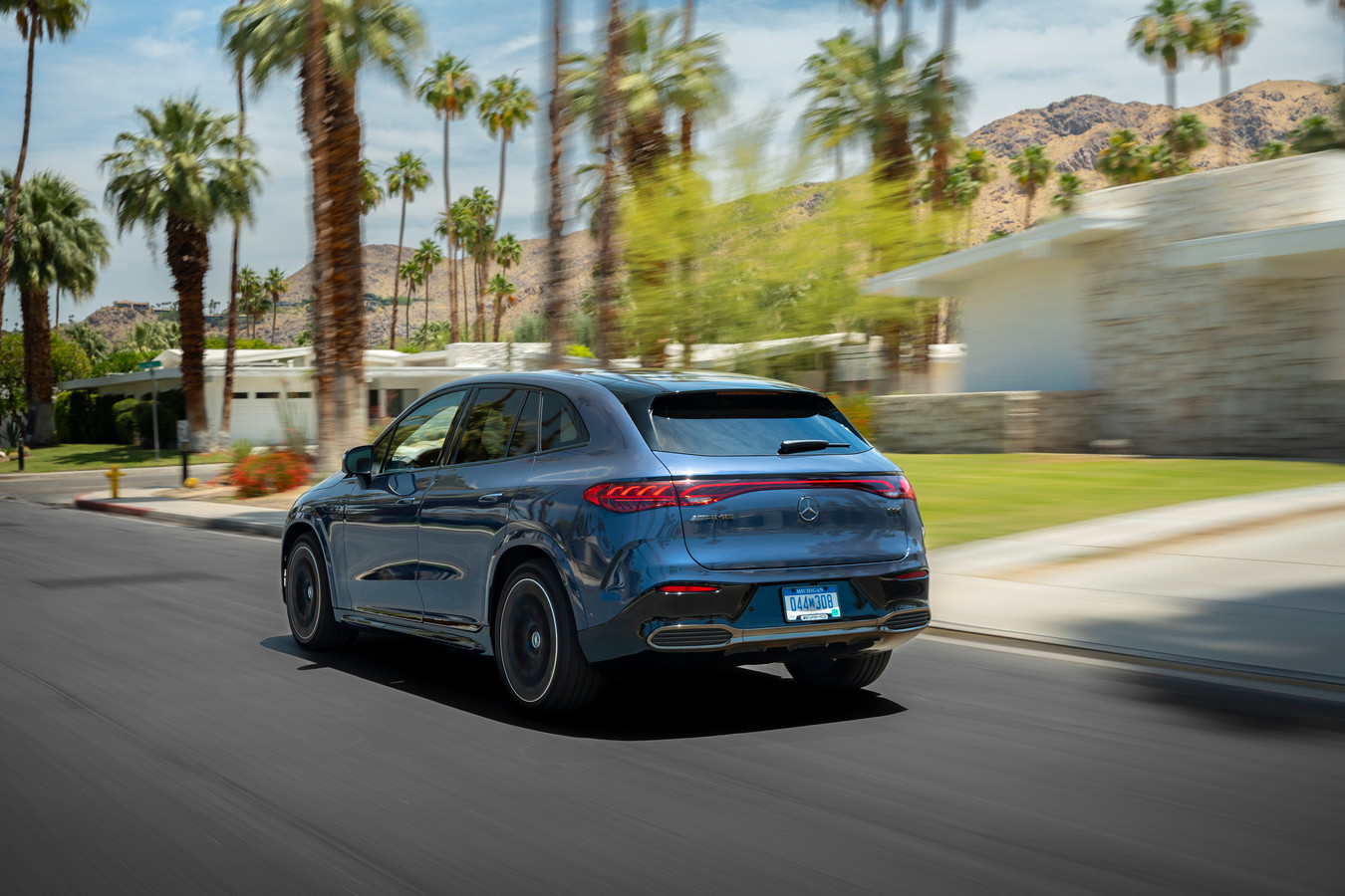 Elektrische SUV van Mercedes wordt sportauto: zo rijdt de Mercedes-AMG EQE SUV | Foto | AD.nl