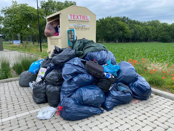 Wanneer er geen plaats meer in de textielcontainer is… | Machelen | hln.be