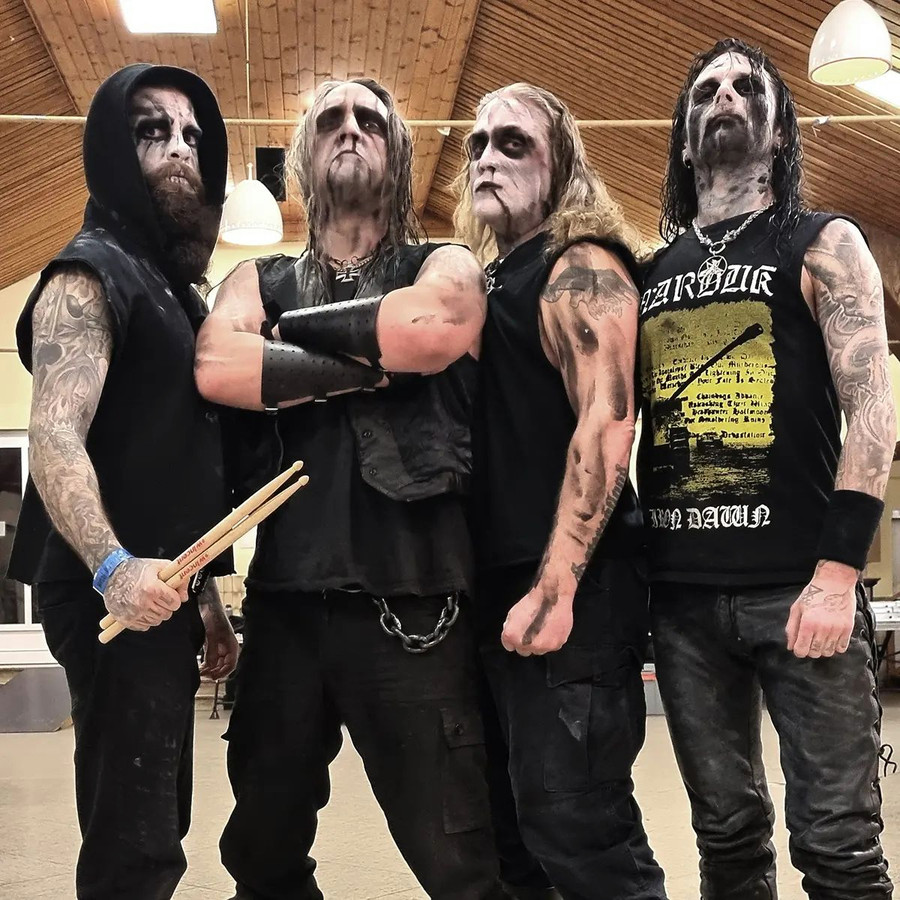 Blackmetalband Marduk gooit bassist buiten na nazigroet op podium ...