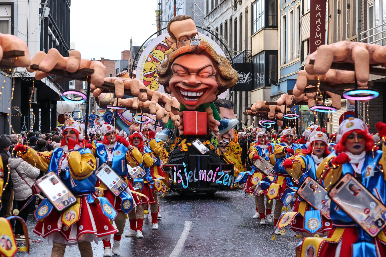 Een Aalsterse carnavalsstoet vol met Conner Rousseau, ‘Chinees Belang ...