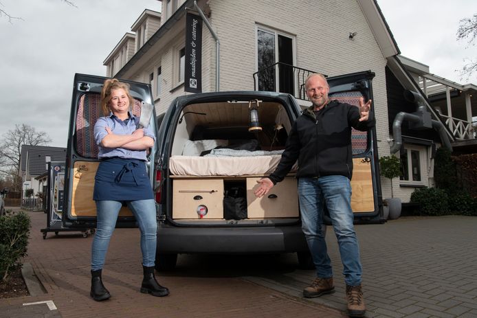 Jepse (25) uit Deventer toverde bestelbusje om tot minicamper voor ...