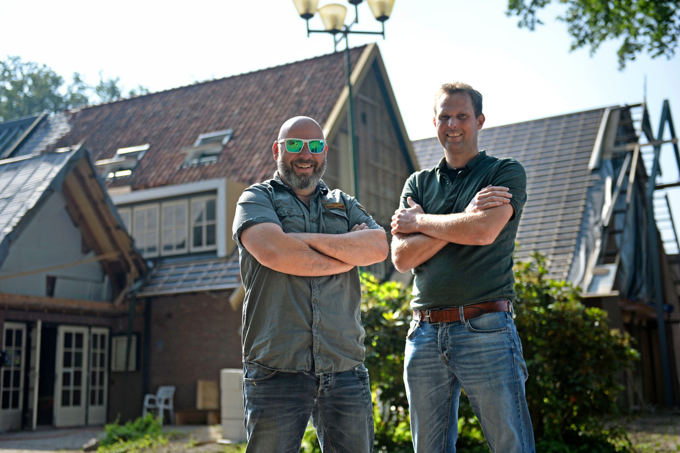 Frank Hendriks heeft de ballen om van De Zegger in Hengelo een ...