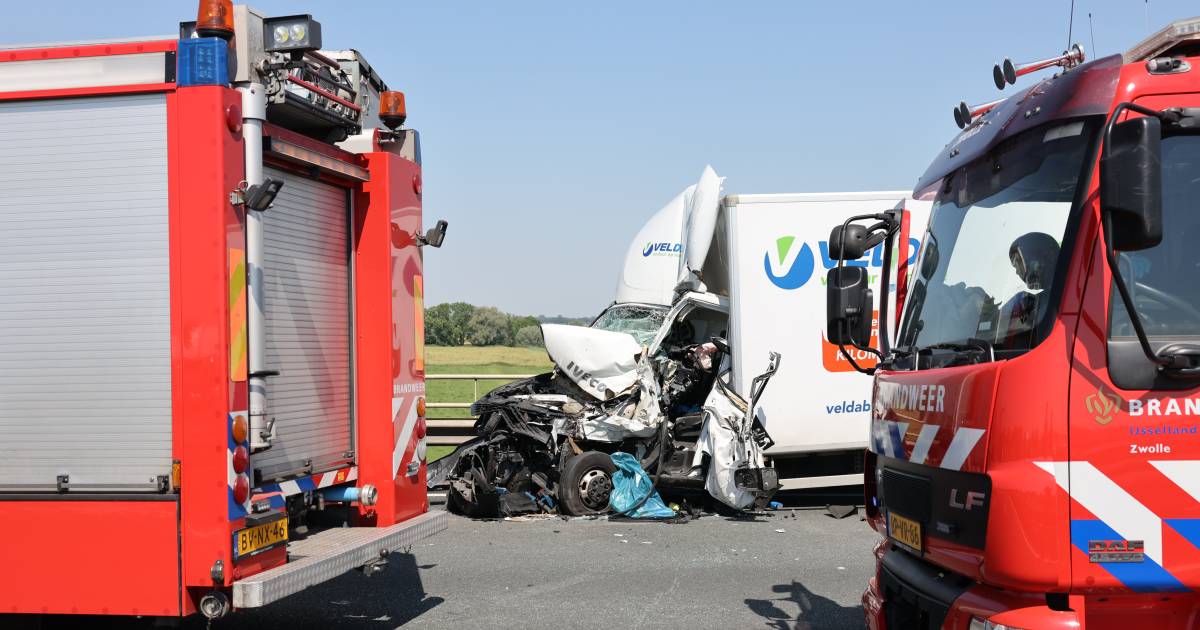 Man (26) zwaargewond na ernstig ongeluk op A28 bij Zwolle, weg ...
